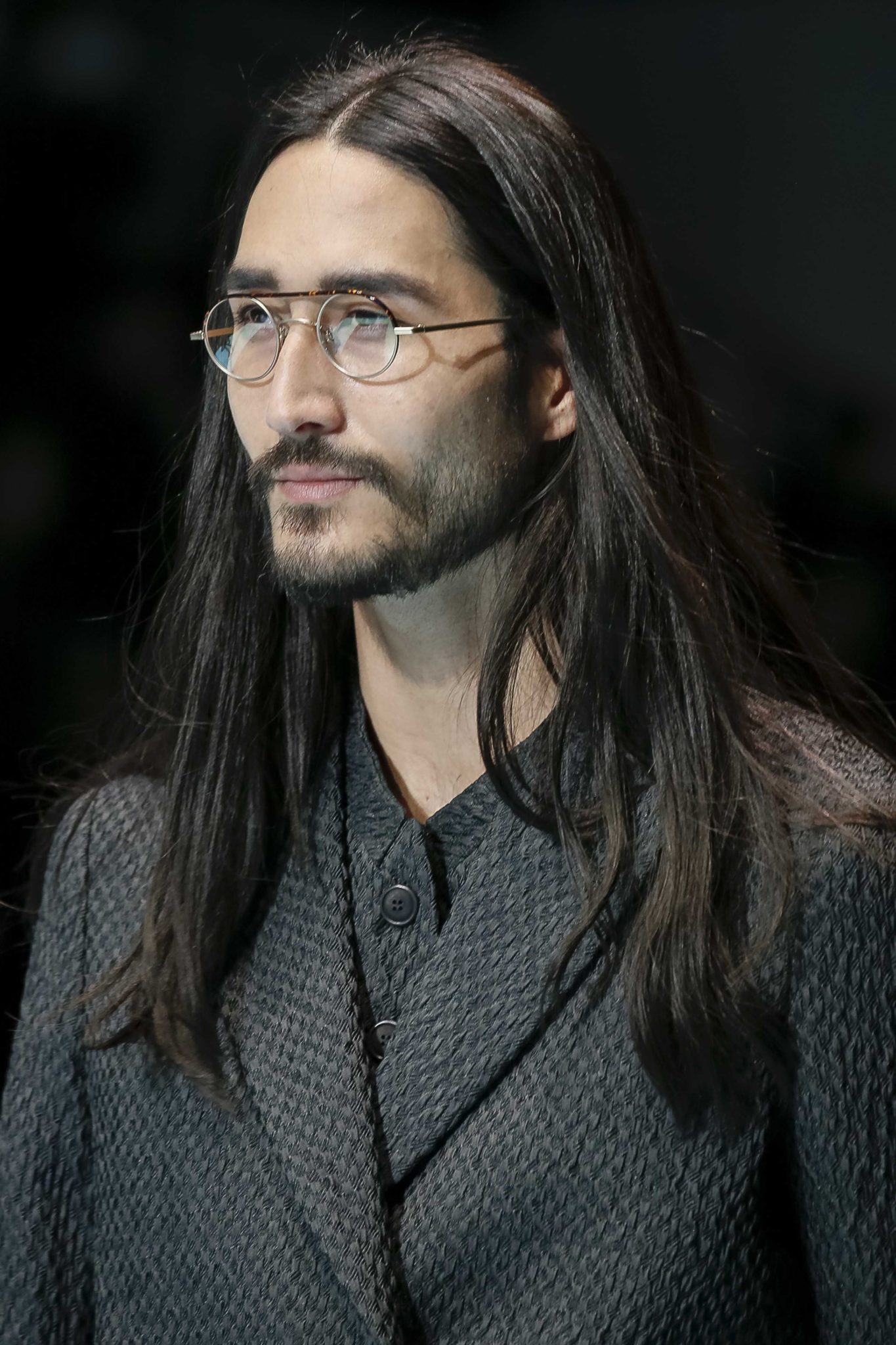 Garçon aux cheveux longs | Soins et idées coiffure| Zenidées.com