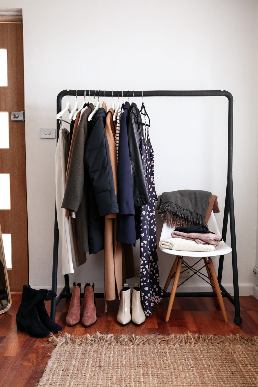 Comment construire une garde-robe minimaliste avec seulement 10 ...