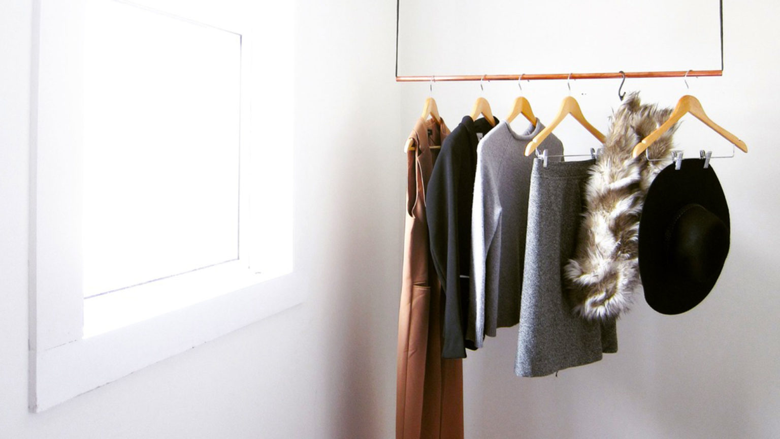 Comment construire une garde-robe minimaliste avec seulement 10 ...