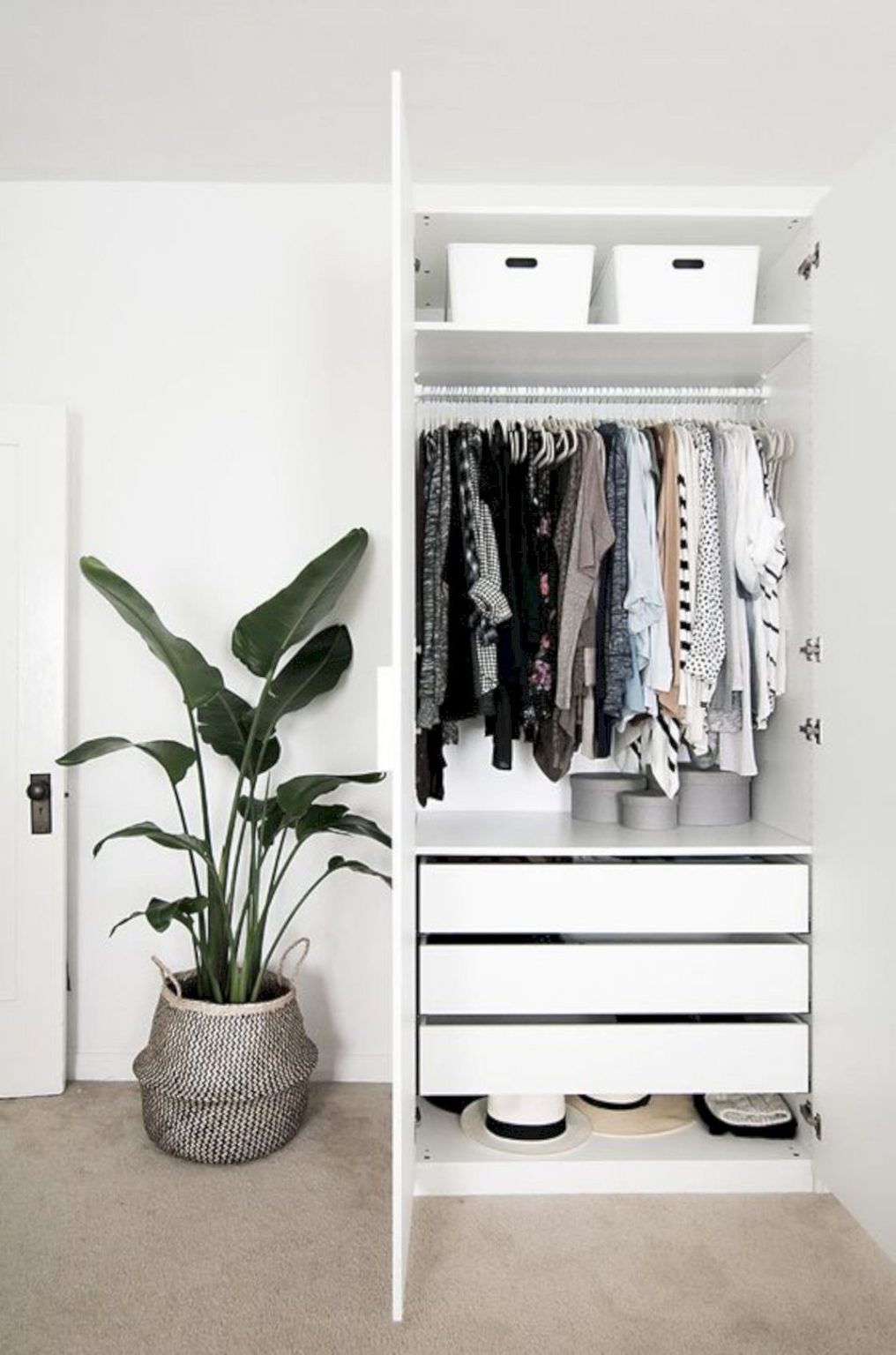 Comment construire une garde-robe minimaliste avec seulement 10 ...