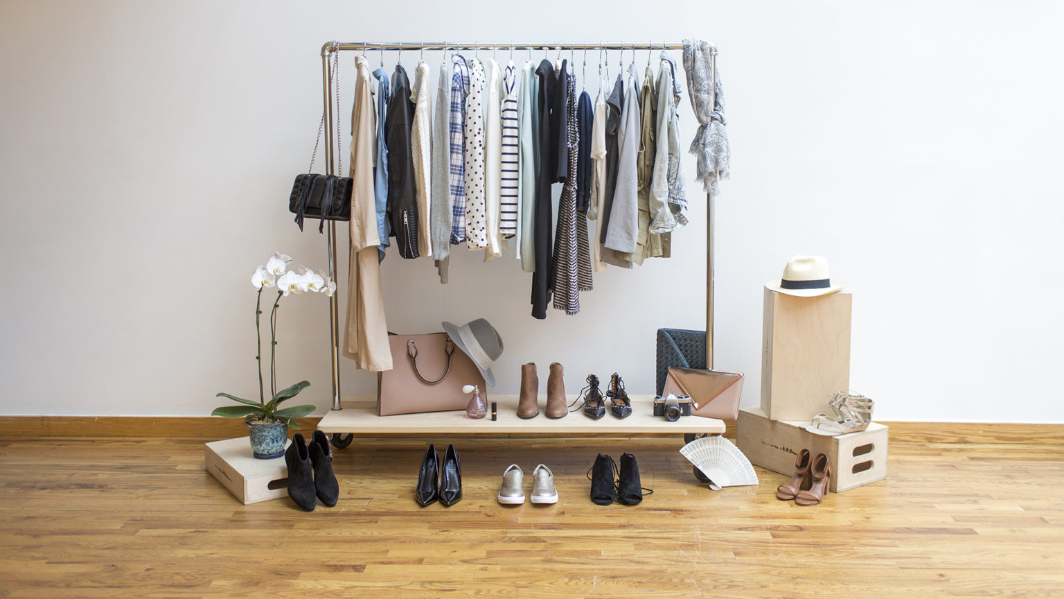 Comment construire une garde-robe minimaliste avec seulement 10 ...